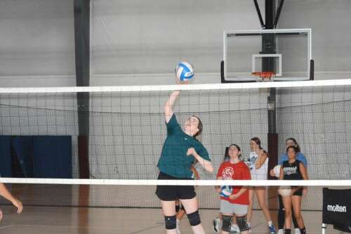 Freshmen Get Inside Track On Volleyball Tryout Process – The Newtown Bee