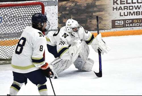 Hockey Team Battles Tri-Town – The Newtown Bee