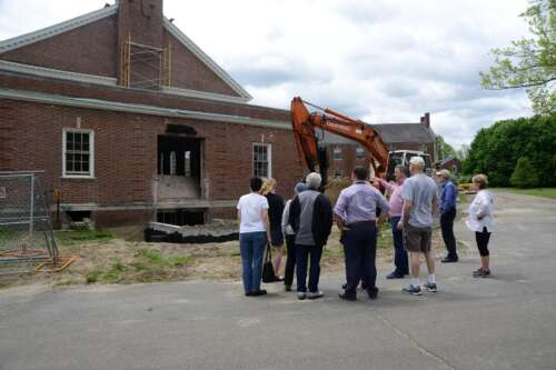 Residents Walk And Talk With First Selectman – The Newtown Bee